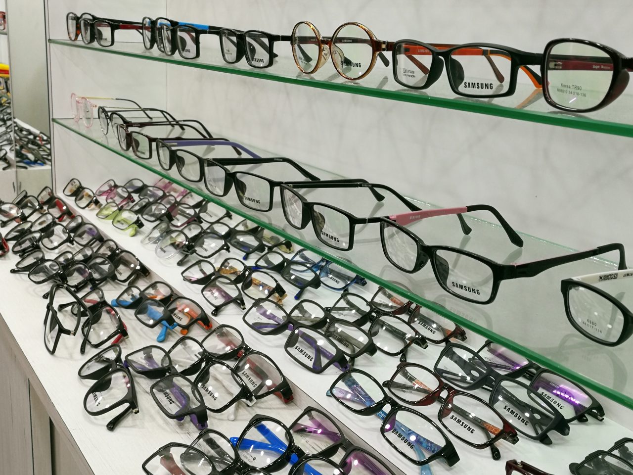 OPTOMETRIS IKHTIAR KLINIK OPTIK MATA